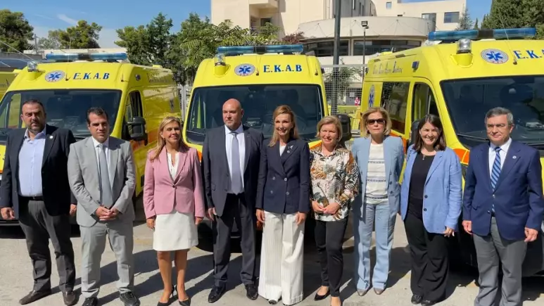 Δωρεά 20 εξοπλισμένων ασθενοφόρων στο ΕΚΑΒ από την Ένωση Ελλήνων ...